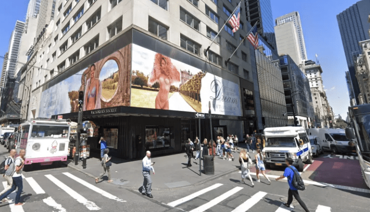 Bus hits lift in New York, Killing Man Changing Billboard Face ...